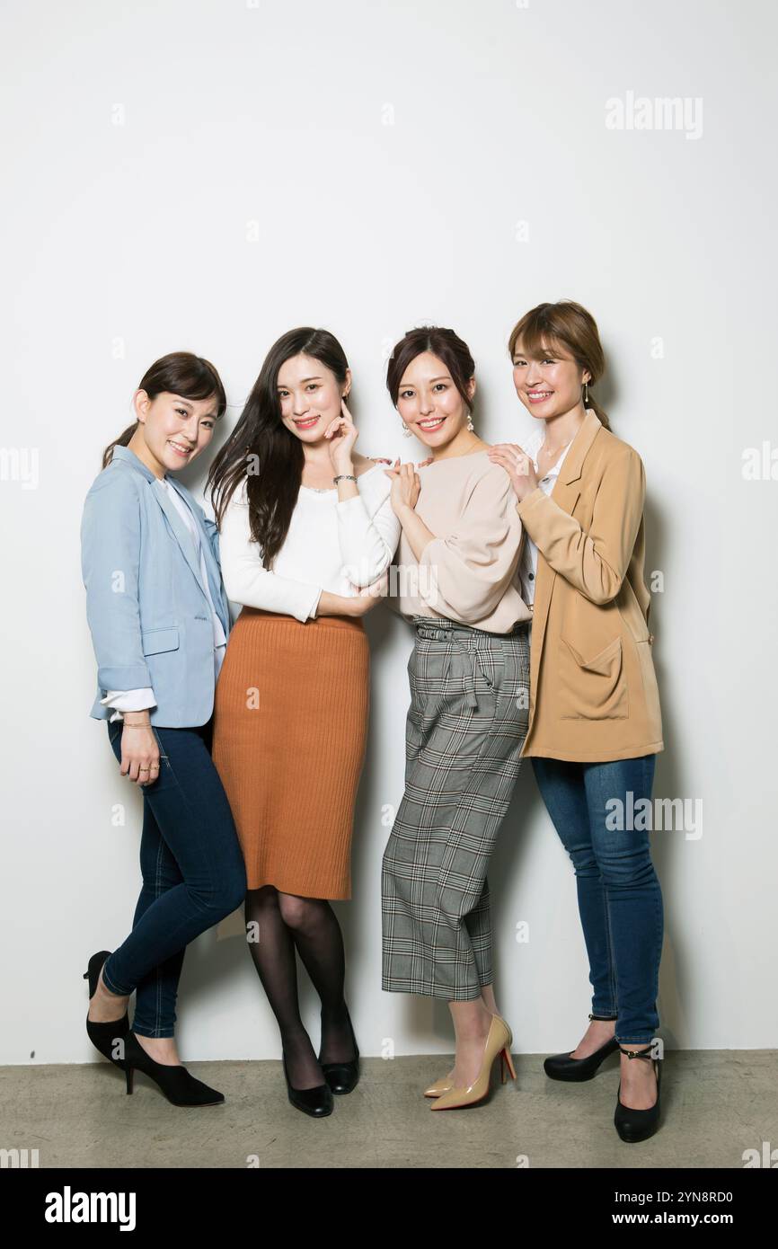 Portrait of four smiling women in their 20s Stock Photo - Alamy