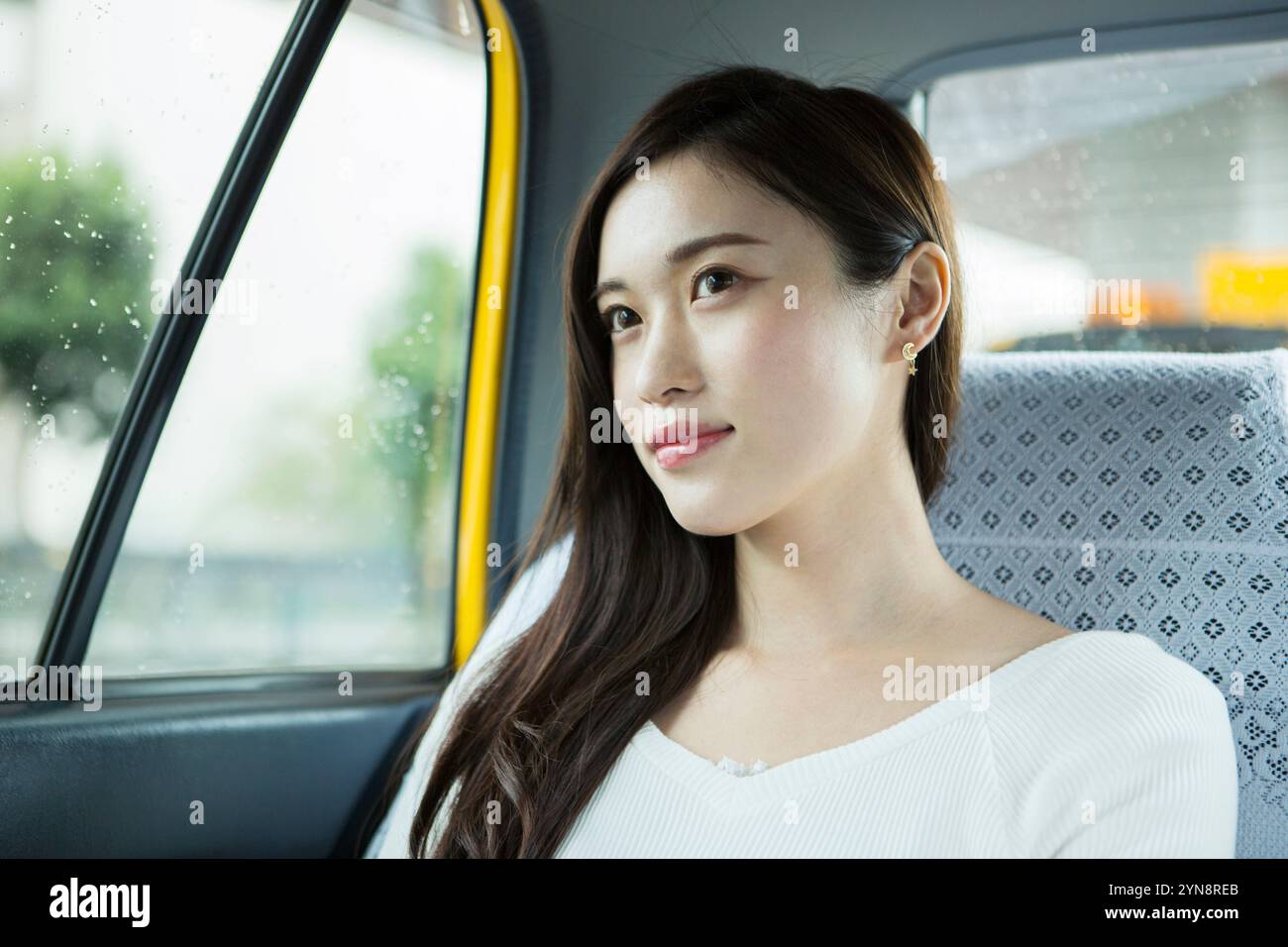 Businesswoman getting inside a taxi hi-res stock photography and images ...