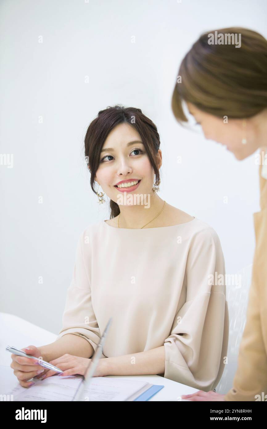 Two female workers city hi-res stock photography and images - Alamy