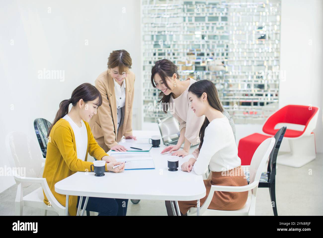 4 office workers in their 20s having a meeting Stock Photo - Alamy