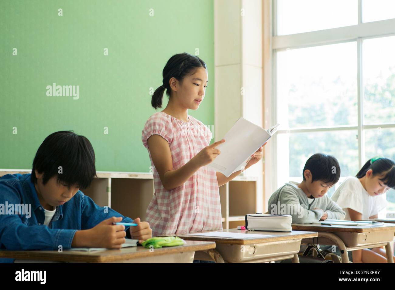 Primary school children in class Stock Photo - Alamy