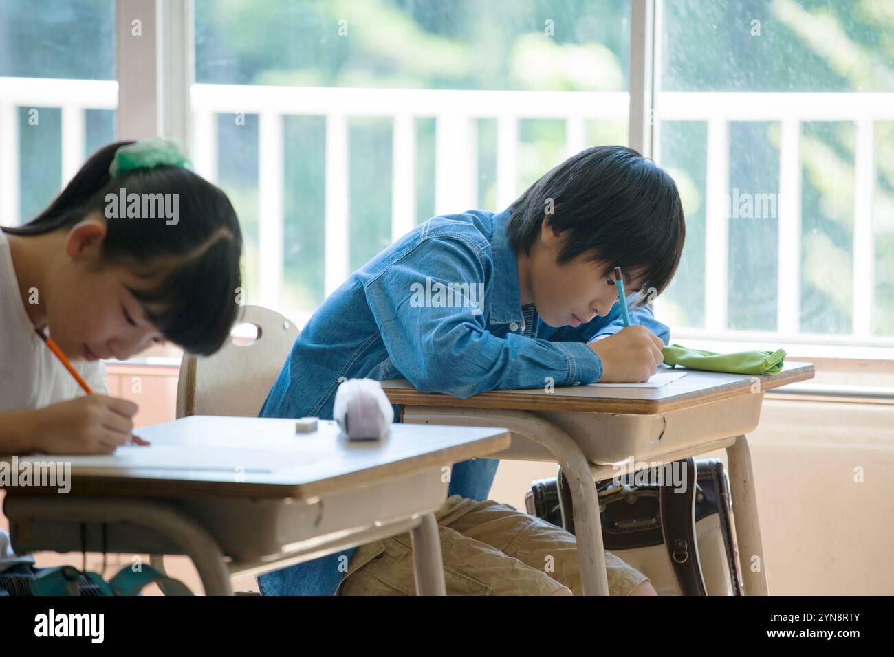 Primary schools boys and girls solving a problem Stock Photo - Alamy