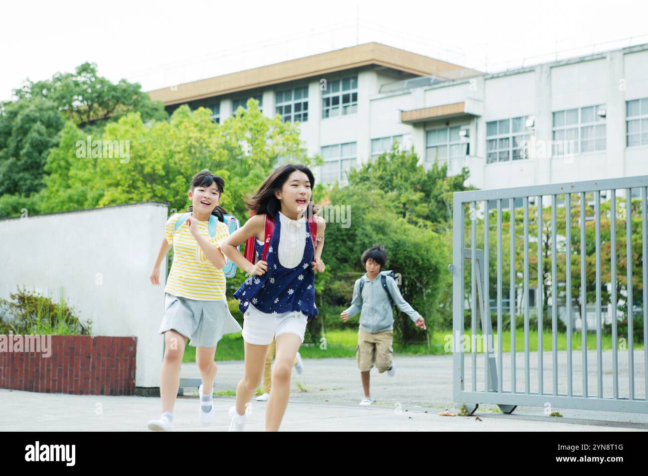 Primary schools children running out of the school gate Stock Photo - Alamy