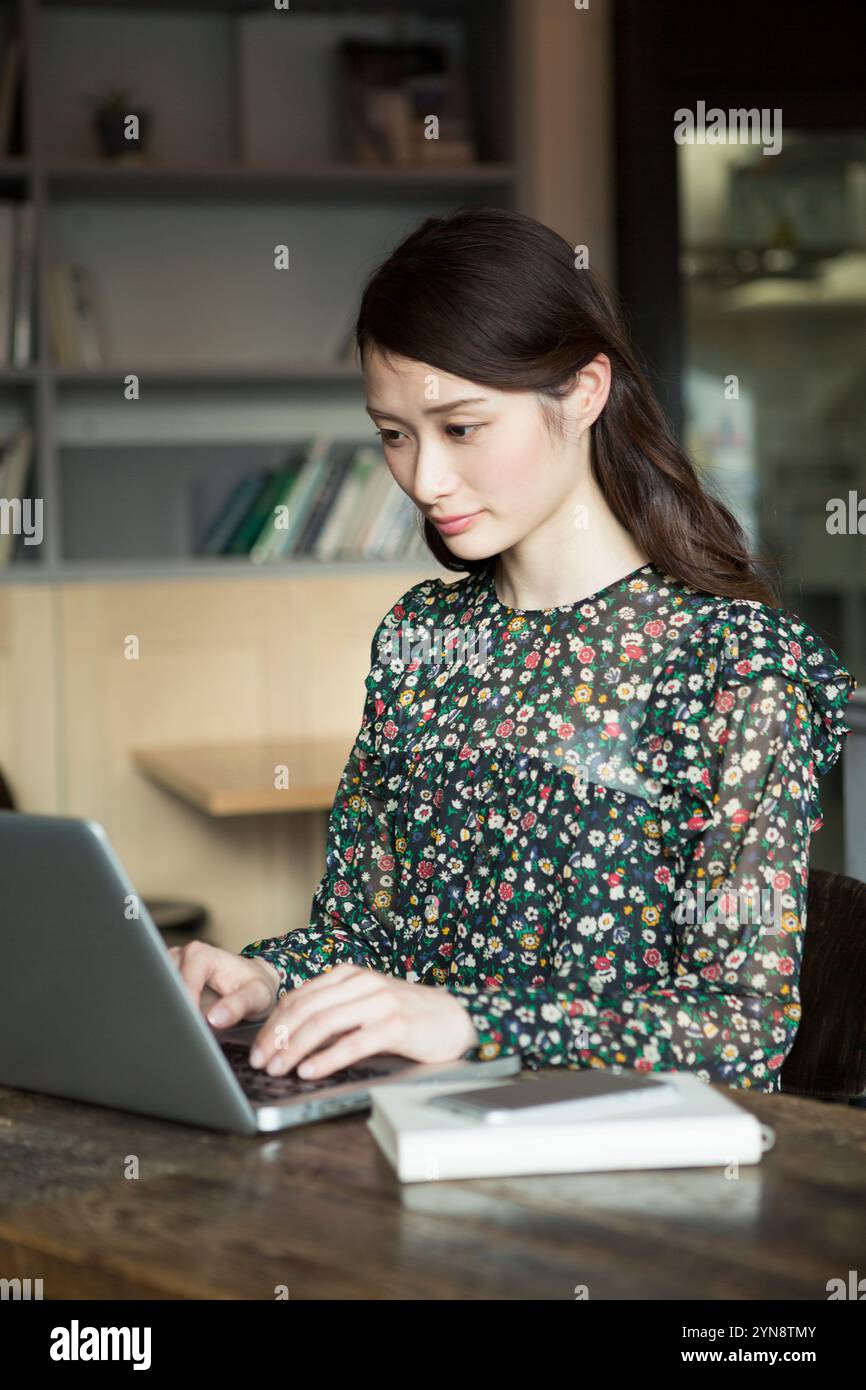 Woman in her 20s using a computer Stock Photo - Alamy
