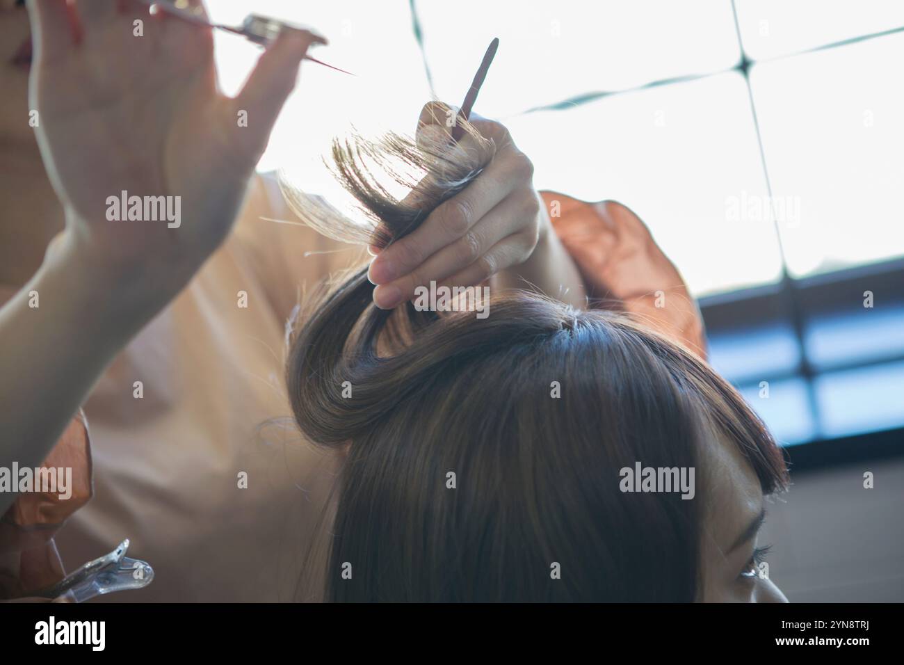 Hand cutting women's hair Stock Photo - Alamy