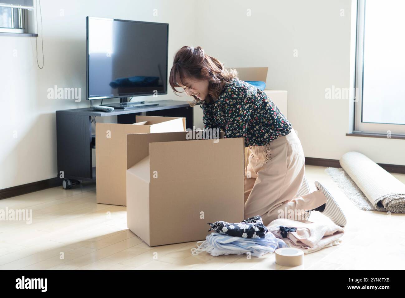 Woman in her 20s packing cardboard boxes Stock Photo - Alamy
