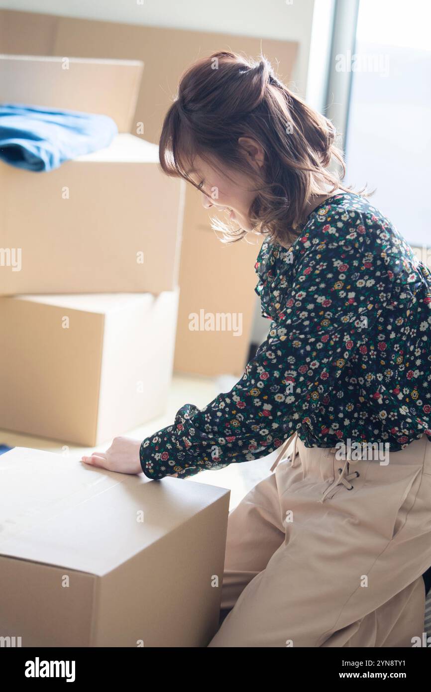 Person packing boxes hi-res stock photography and images - Alamy