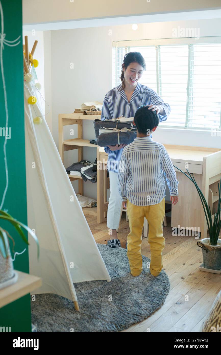 Smiling mother in her 20s praising her child Stock Photo - Alamy