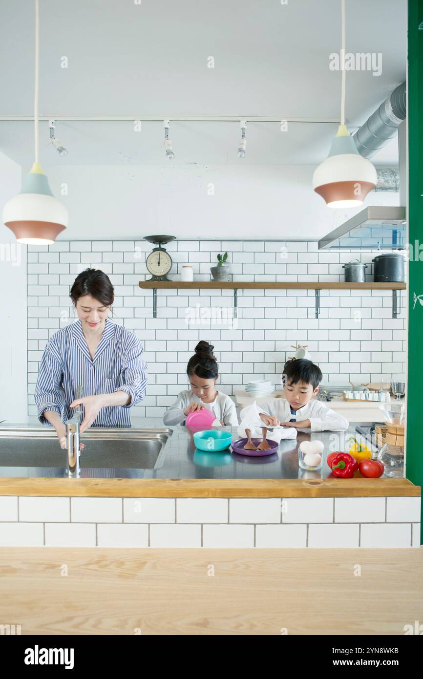 Parent and child washing dishes Stock Photo - Alamy