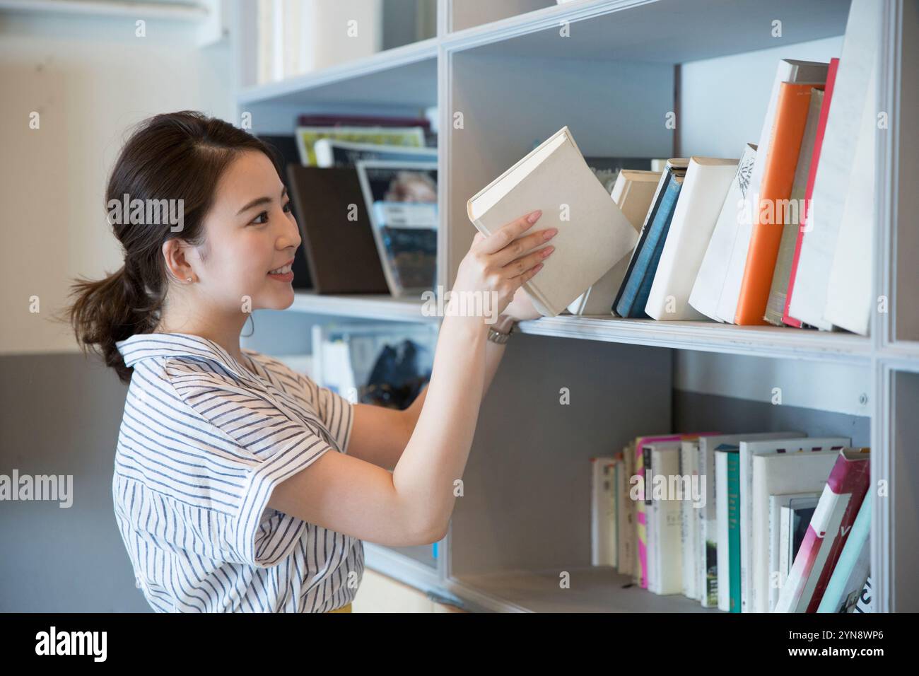 Putting away books hi-res stock photography and images - Alamy