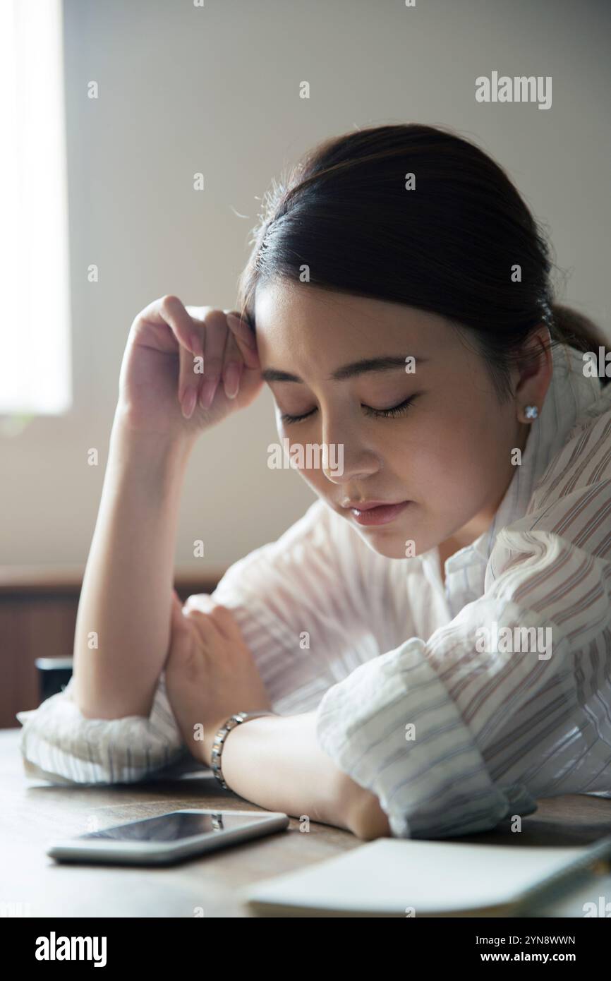 Woman in office holding elbow hi-res stock photography and images - Alamy