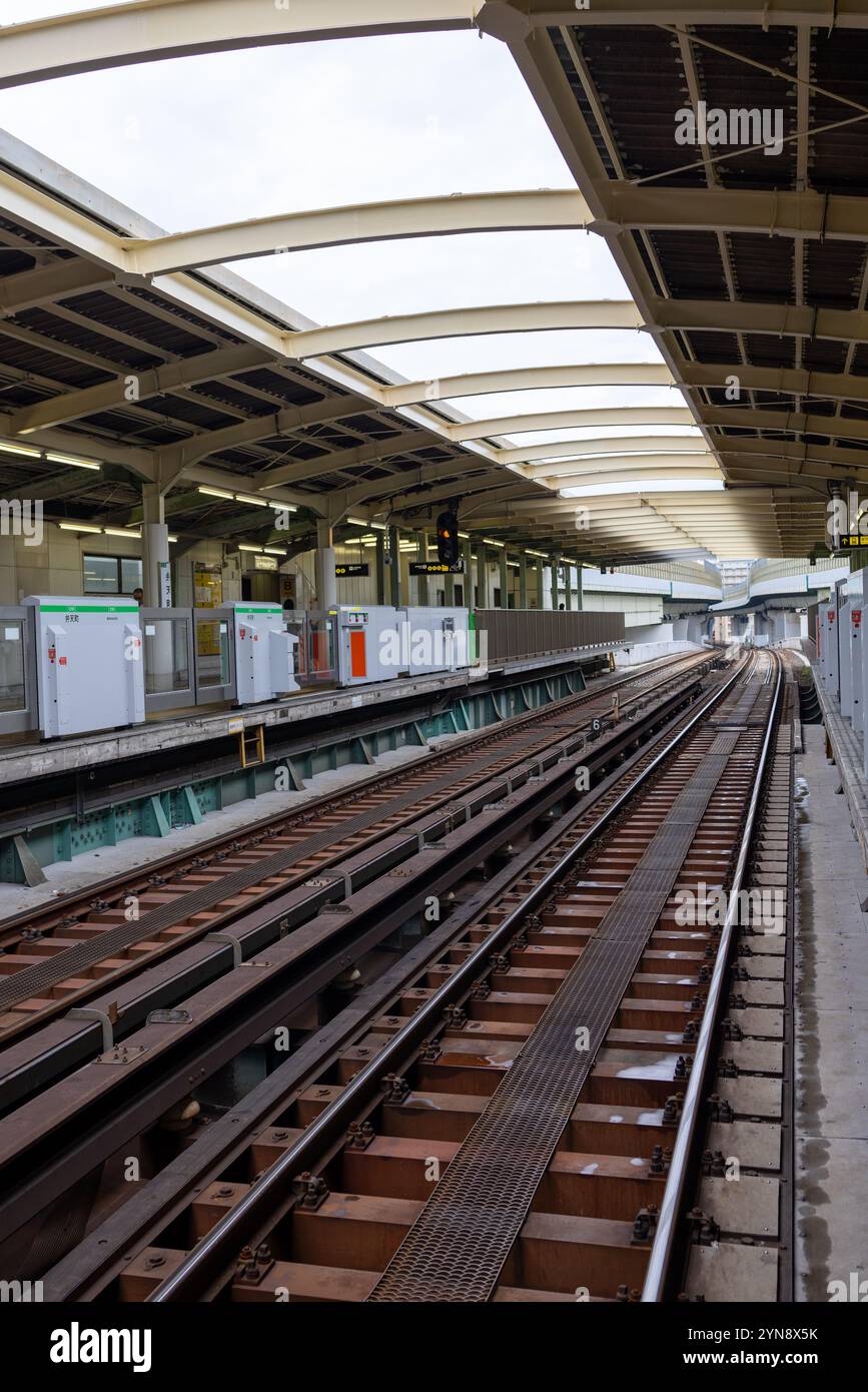 Empty train platform architecture hi-res stock photography and images ...