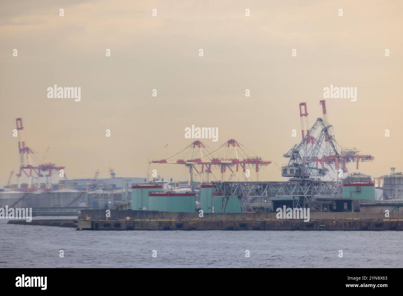 Shipping cranes port infrastructure hi-res stock photography and images ...