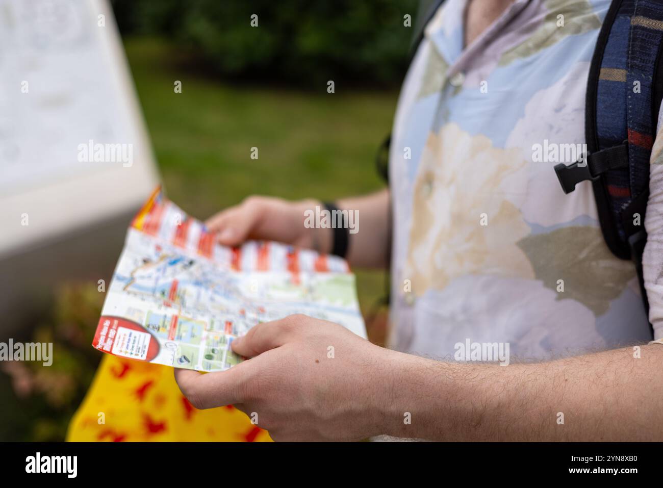 Paper map reading hi-res stock photography and images - Alamy