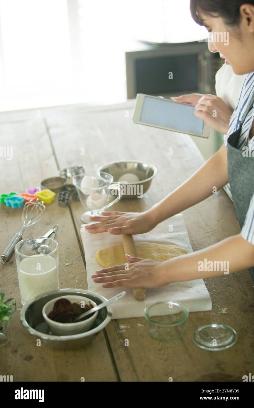 Two smiling women in their 20s making sweets Stock Photo - Alamy