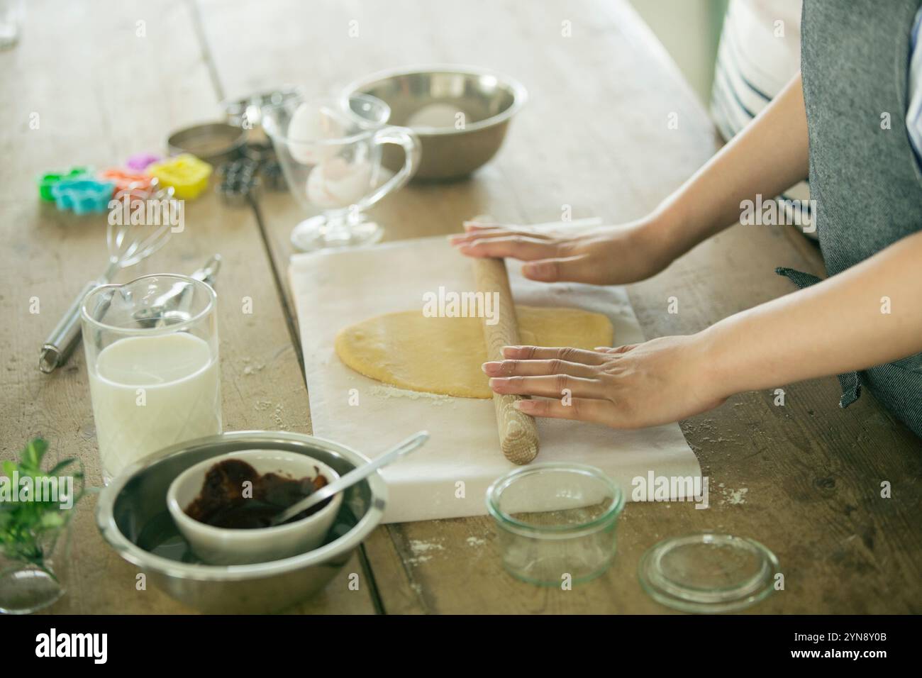 Woman making cookies cutter hi-res stock photography and images - Alamy
