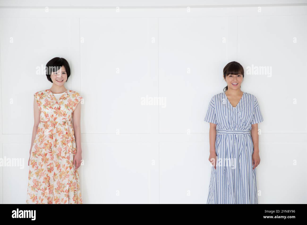 Portrait of two women in their 20s Stock Photo - Alamy