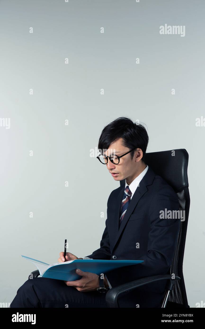 Holding pen and file hi-res stock photography and images - Alamy