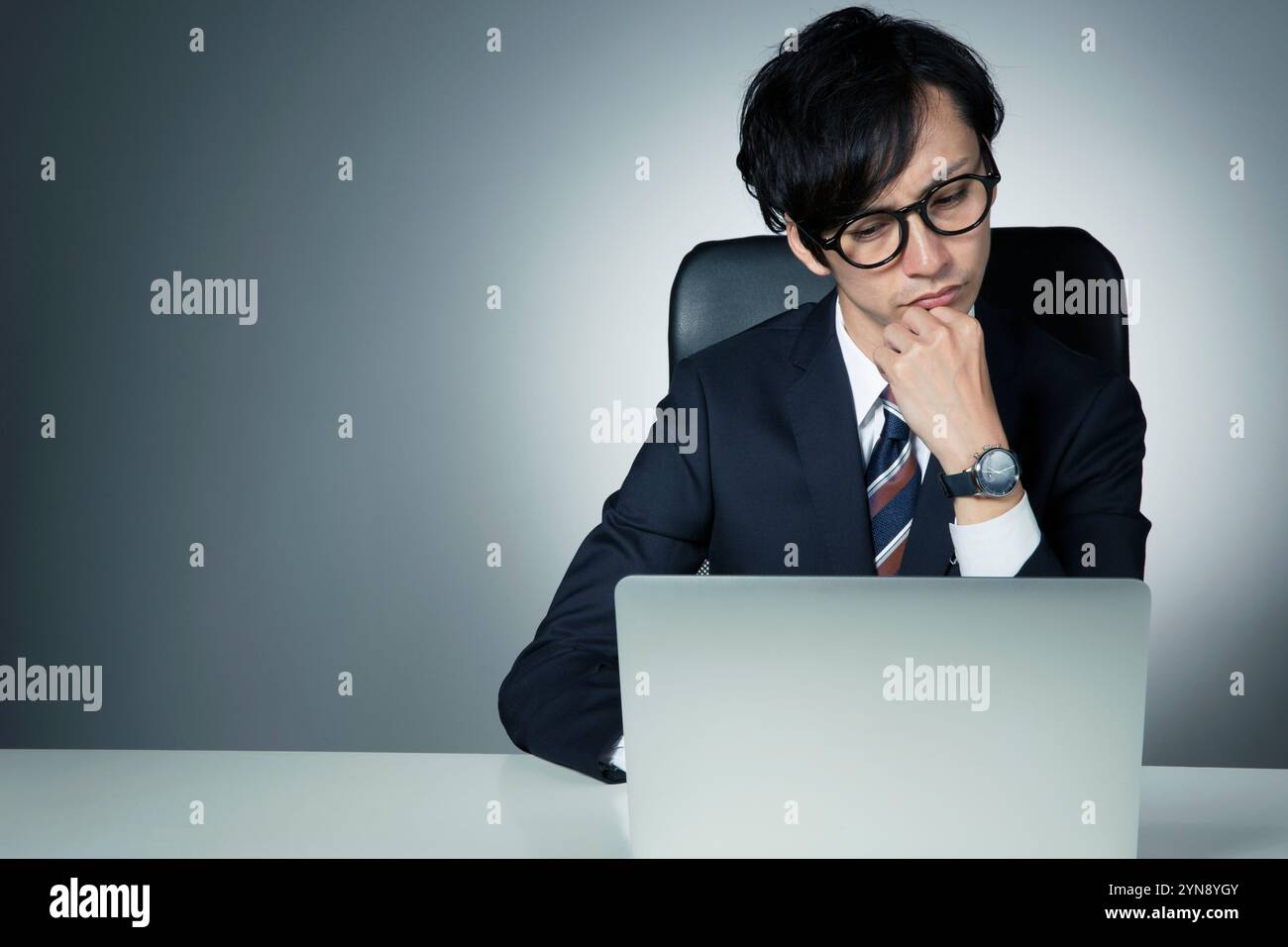 Black man computer 20s hi-res stock photography and images - Alamy