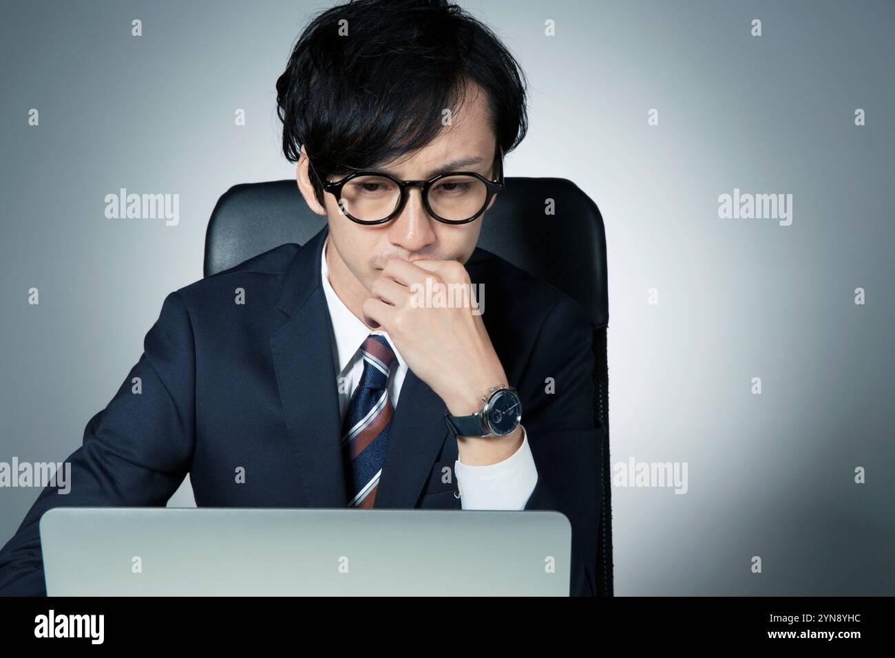 Black man computer 20s hi-res stock photography and images - Alamy