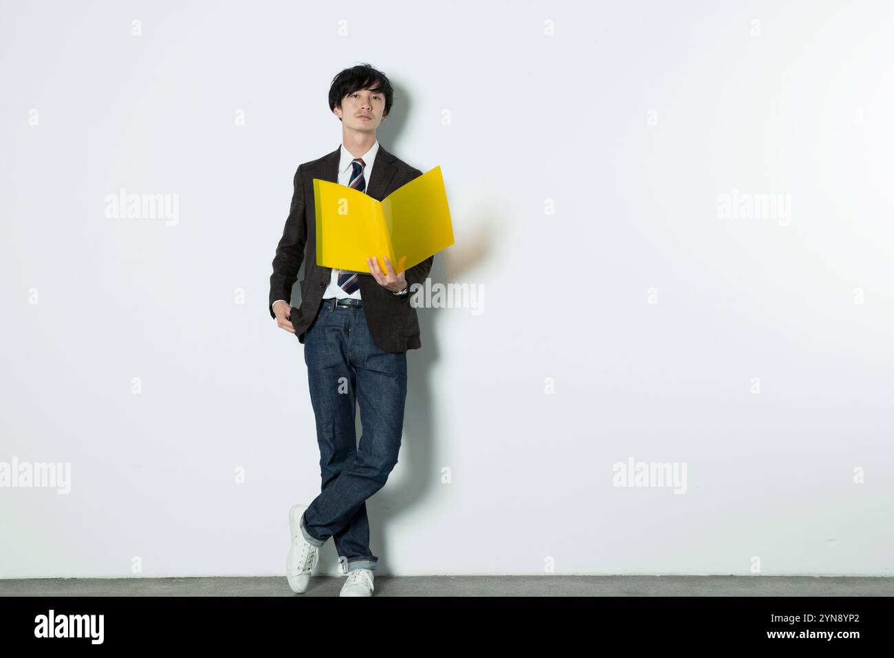 Man with file hi-res stock photography and images - Alamy