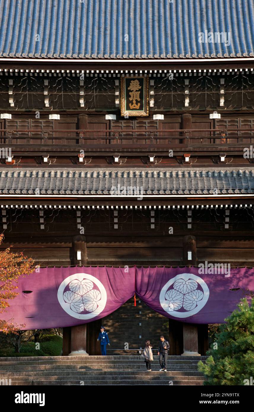 The massive main entrance gate to Chionin Temple is the largest wooden ...