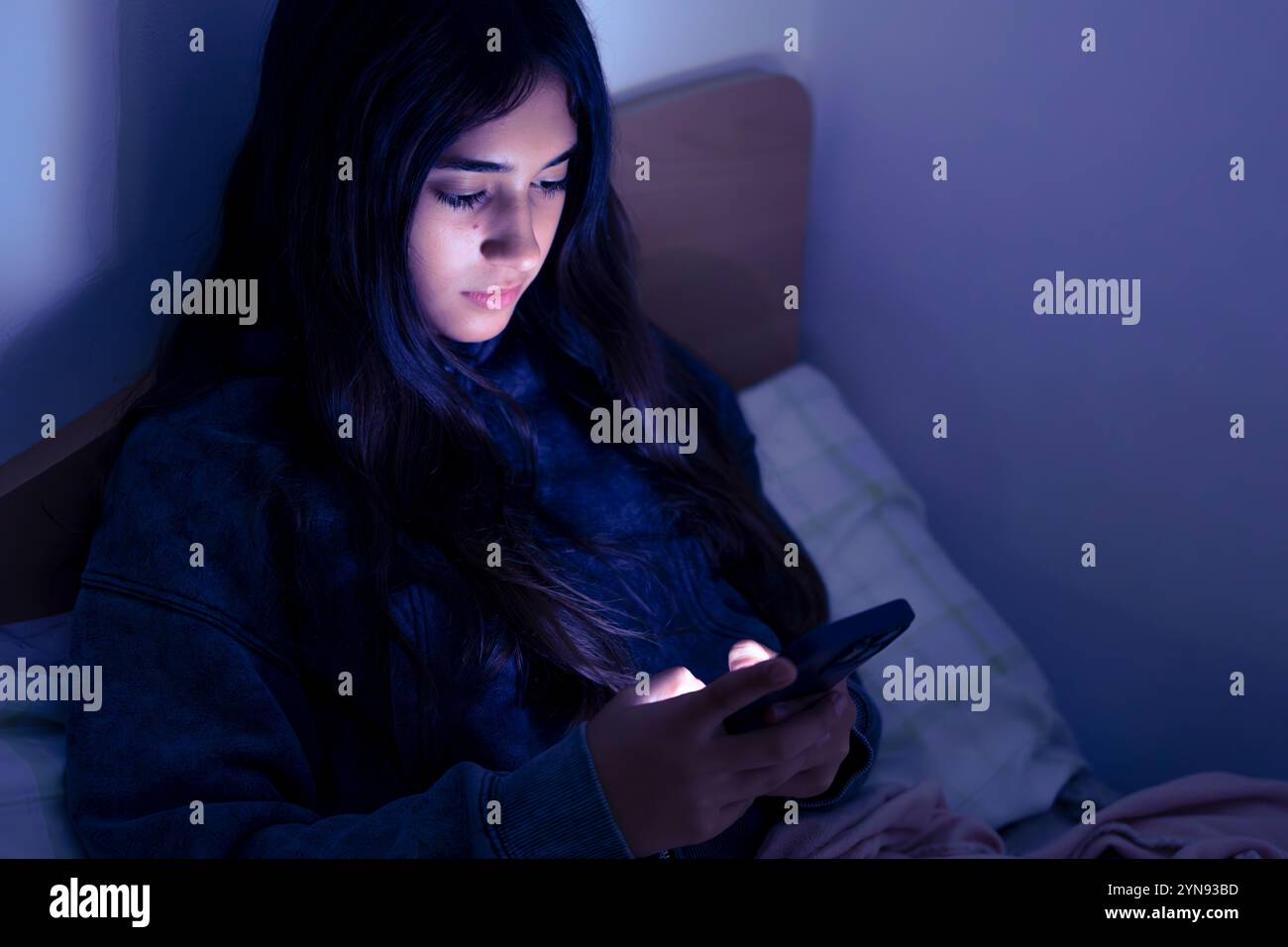 Sad teen girl social media hi-res stock photography and images - Alamy