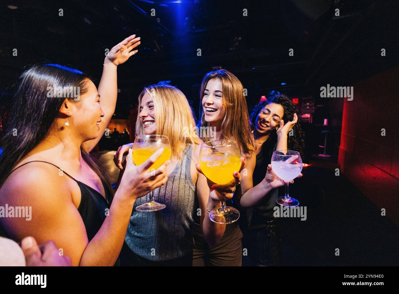 Girls dancing nightclub hi-res stock photography and images - Alamy