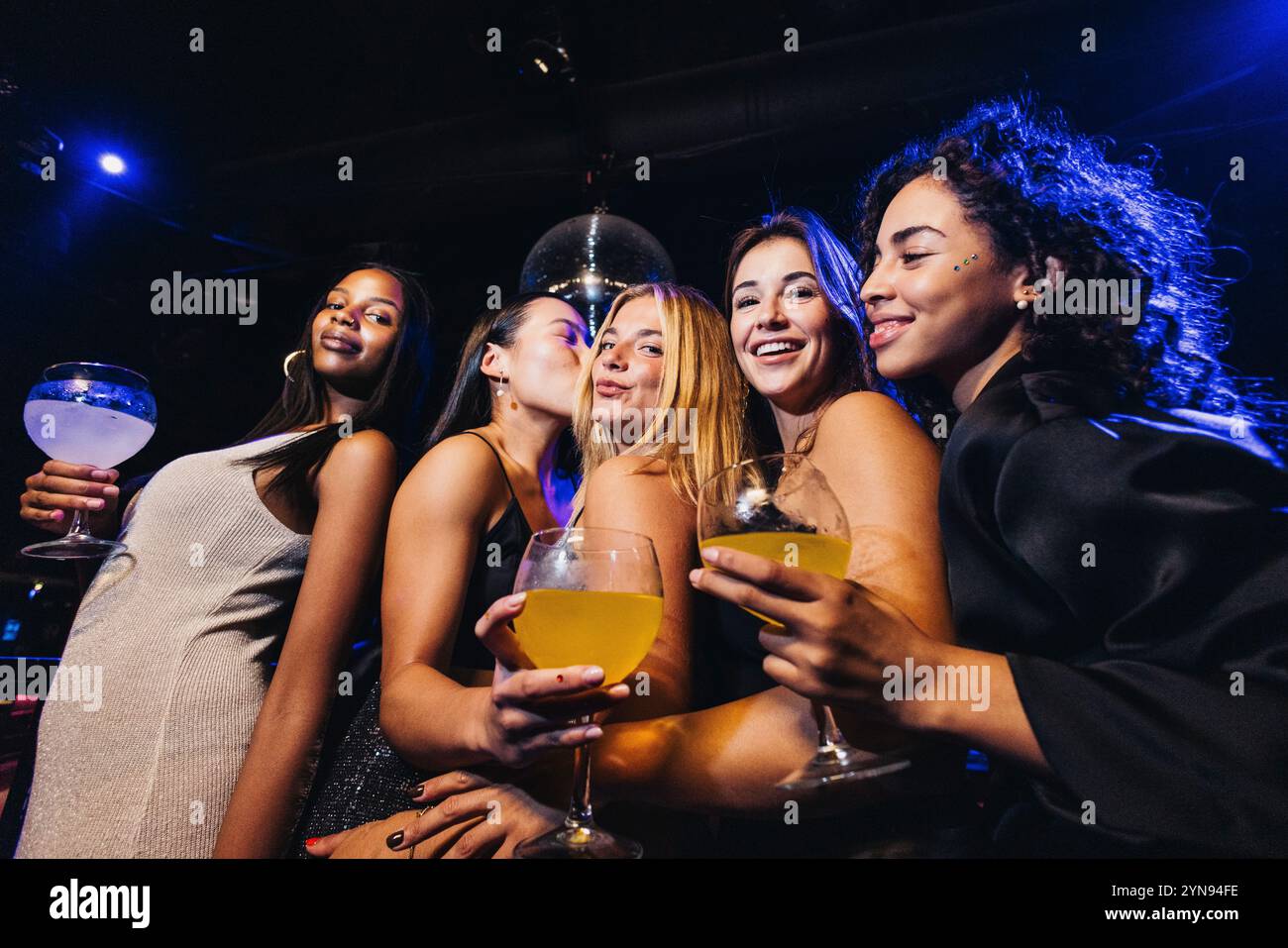 Group girls having fun nightclub hi-res stock photography and images ...
