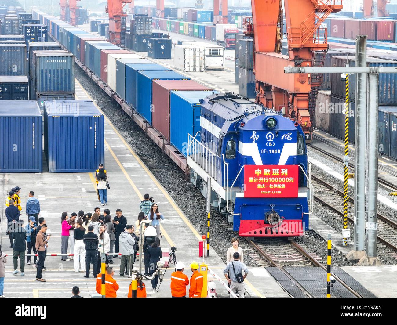 X8083 china europe freight train hi-res stock photography and images ...