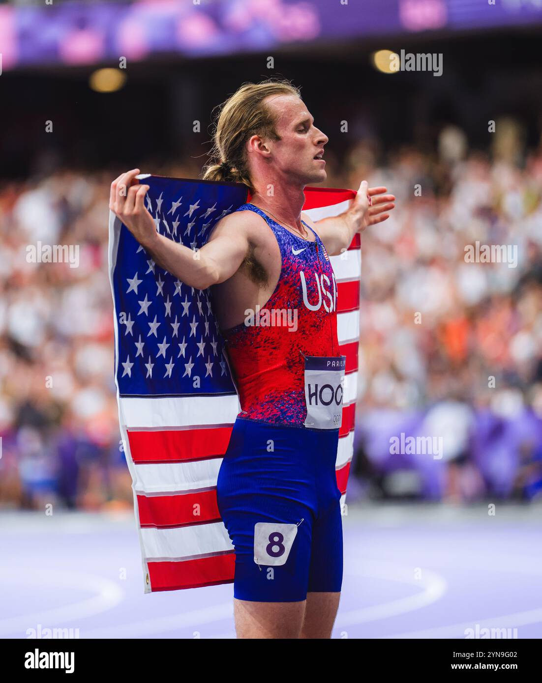 Cole Hocker celebrating her medal with her country's flag at the Paris ...
