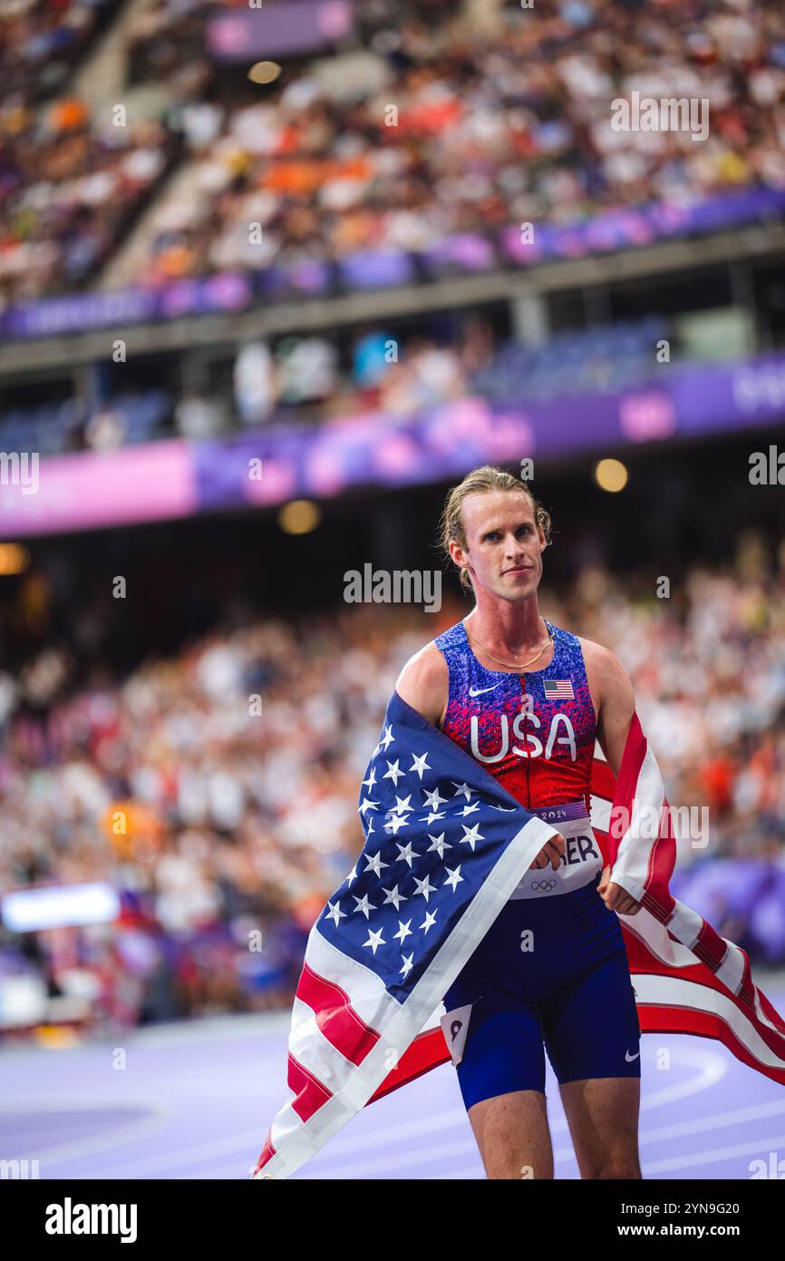 Cole Hocker celebrating her medal with her country's flag at the Paris ...