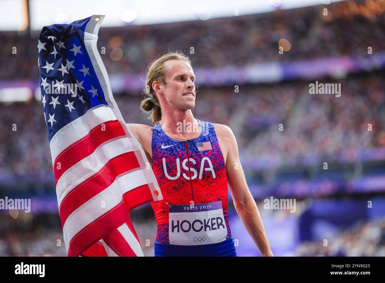 Cole Hocker celebrating her medal with her country's flag at the Paris ...