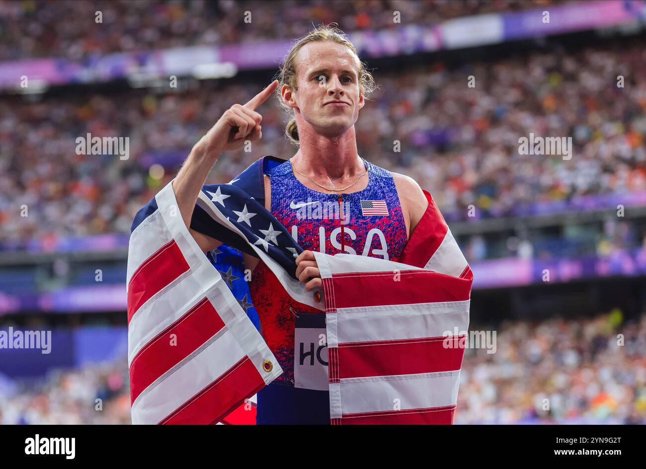 Cole Hocker celebrating her medal with her country's flag at the Paris ...