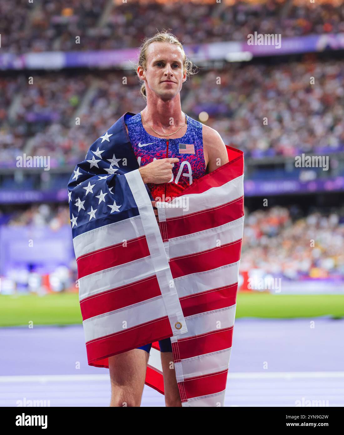 Cole Hocker celebrating her medal with her country's flag at the Paris ...