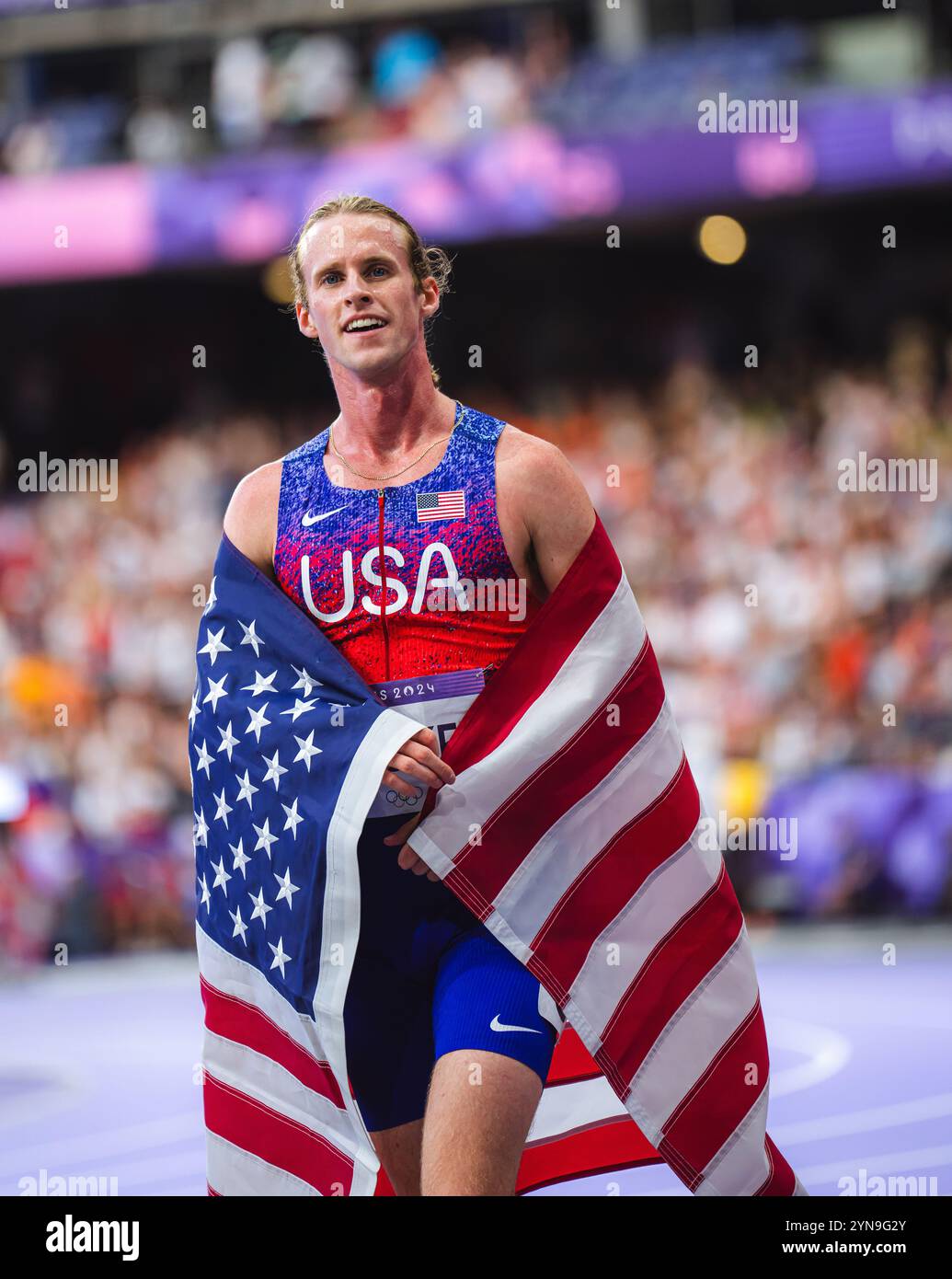 Cole Hocker celebrating her medal with her country's flag at the Paris ...