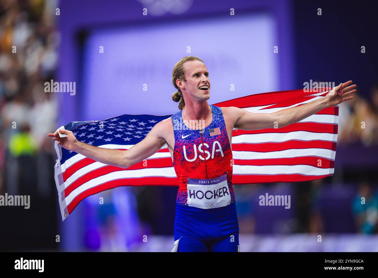 Cole Hocker celebrating her medal with her country's flag at the Paris ...