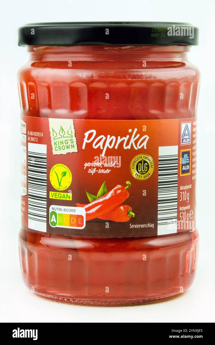 Kings Crown Paprika im Glas hintergrund weiß Stock Photo - Alamy