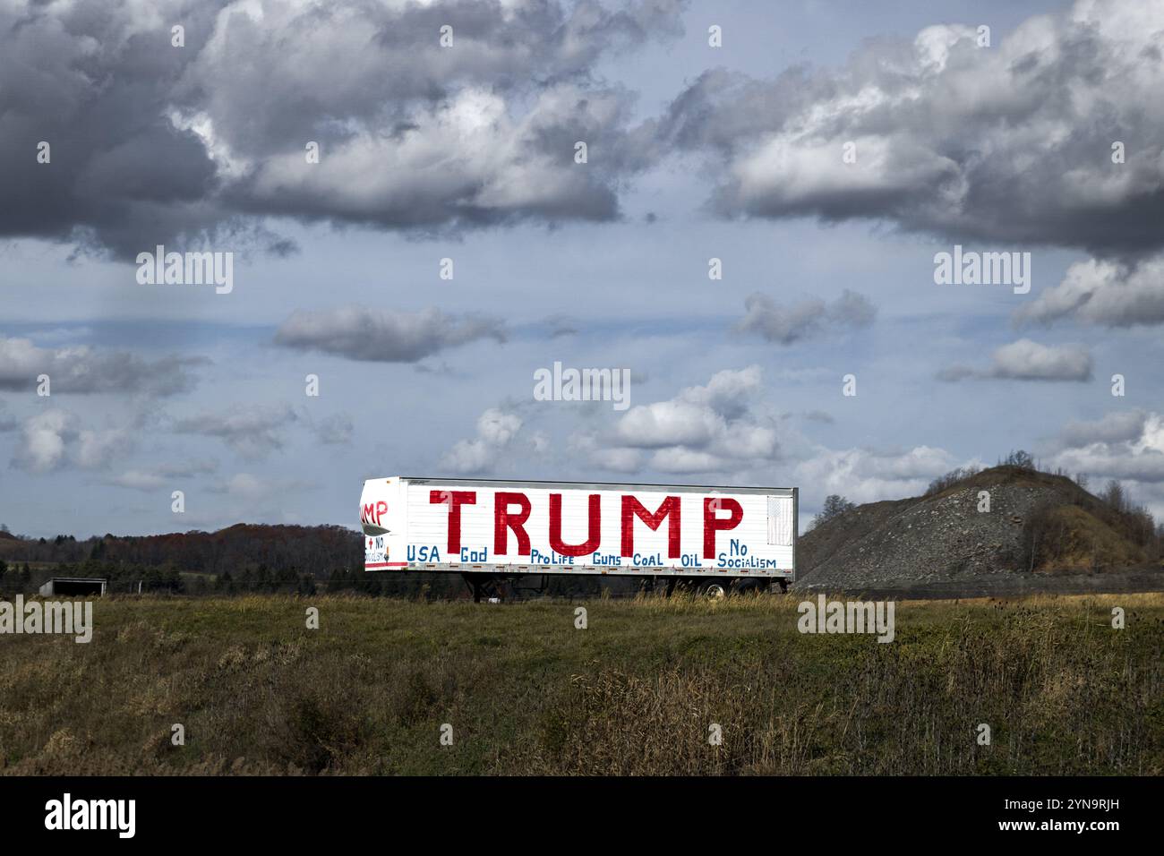 United States of America, Bedford. Oct. 30, 2024. A semi-trailer of a ...