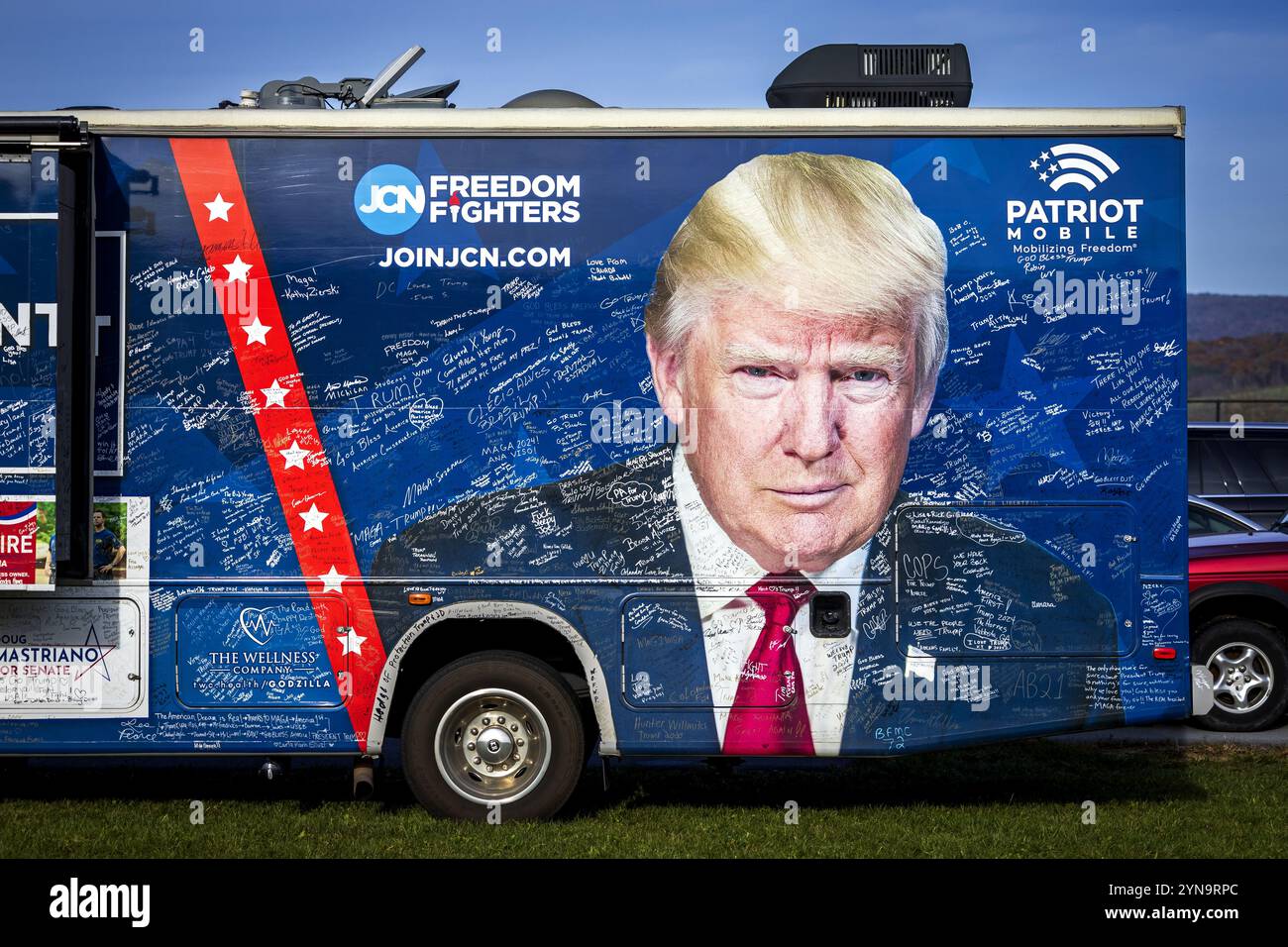 United States of America, Bedford. Oct. 30, 2024. A bus with a big face ...