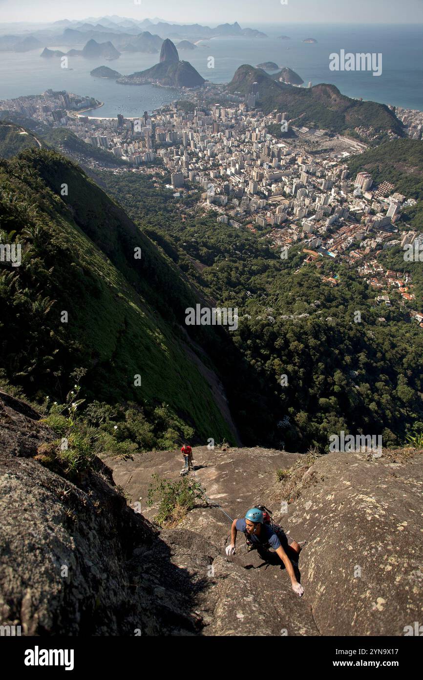 Two friends rock climbing in Rio de Janeiro, Brazil Stock Photo - Alamy