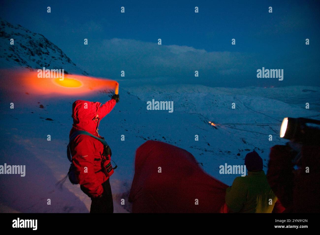 Mountain rescue team members rescue a seriously injured woman Stock ... Mountain rescue team members rescue a seriously injured woman Stock ...