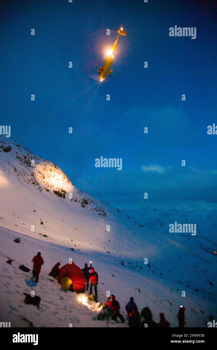 Mountain rescue team members rescue a seriously injured woman Stock ... Mountain rescue team members rescue a seriously injured woman Stock ...
