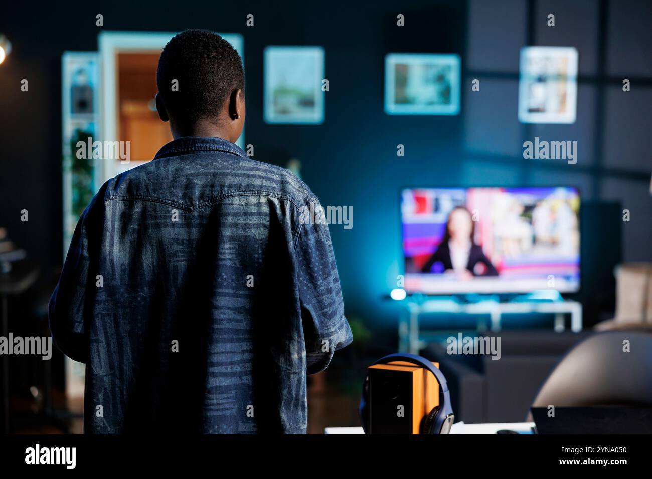 Photo showing black woman entering her apartment with her back to the ... Photo showing black woman entering her apartment with her back to the ...