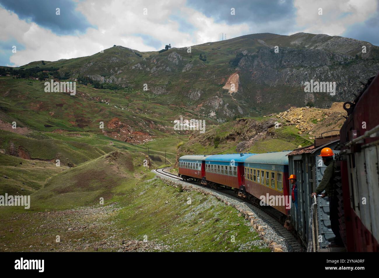 A trip in the Tren Macho, the train that connects the cities of ...