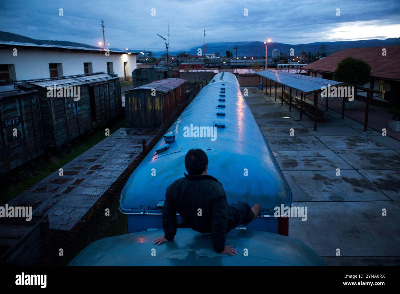 A trip in the Tren Macho, the train that connects the cities of ...
