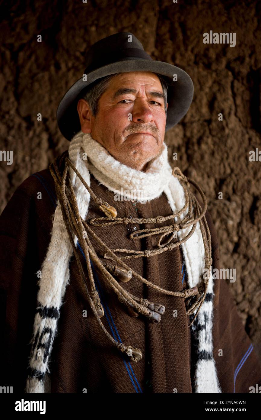 Elderly Peruvian man Stock Photo - Alamy