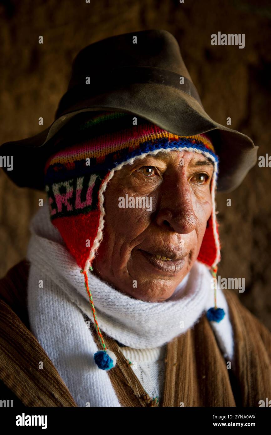 Elderly Peruvian man Stock Photo - Alamy