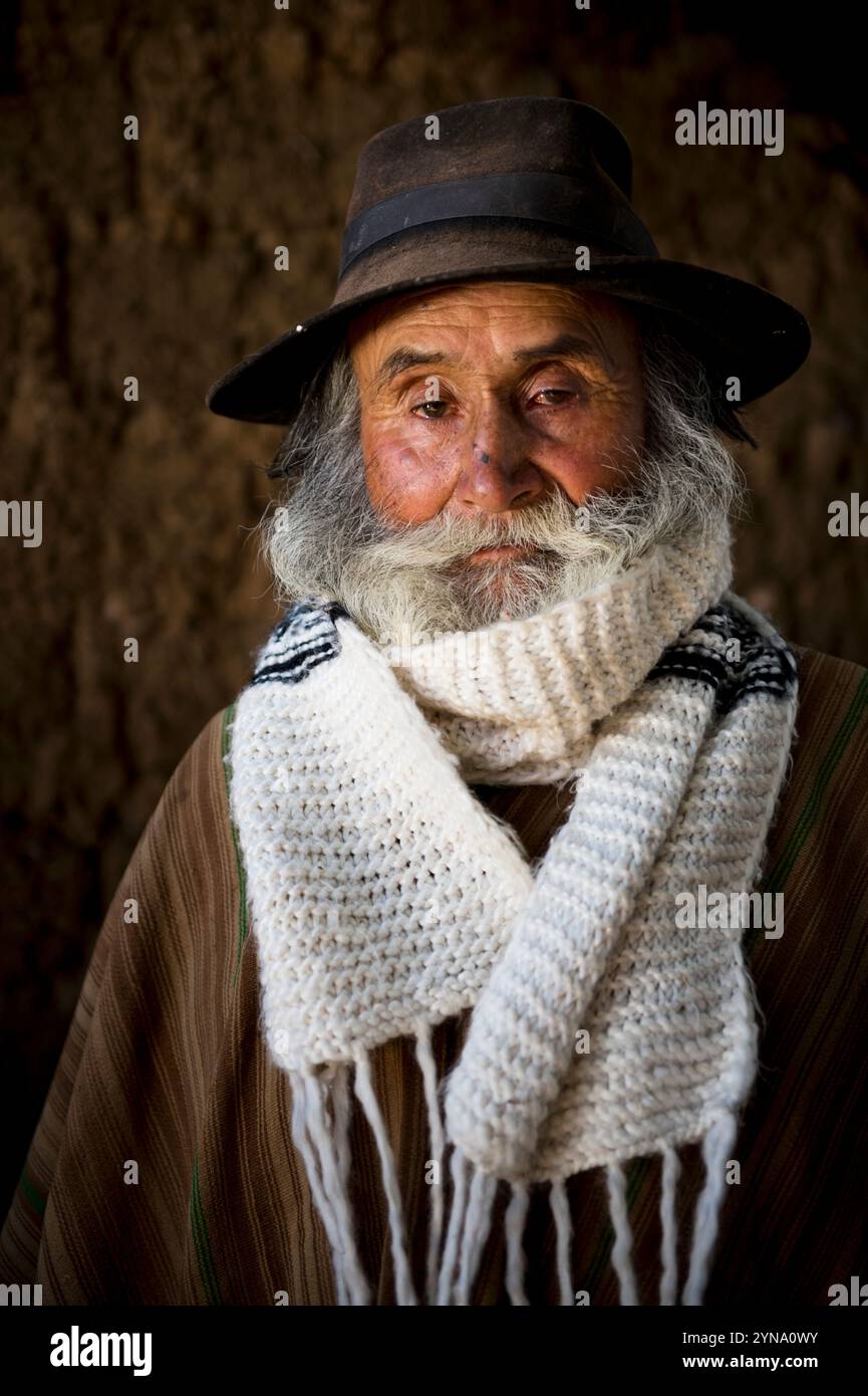 Elderly Peruvian man Stock Photo - Alamy
