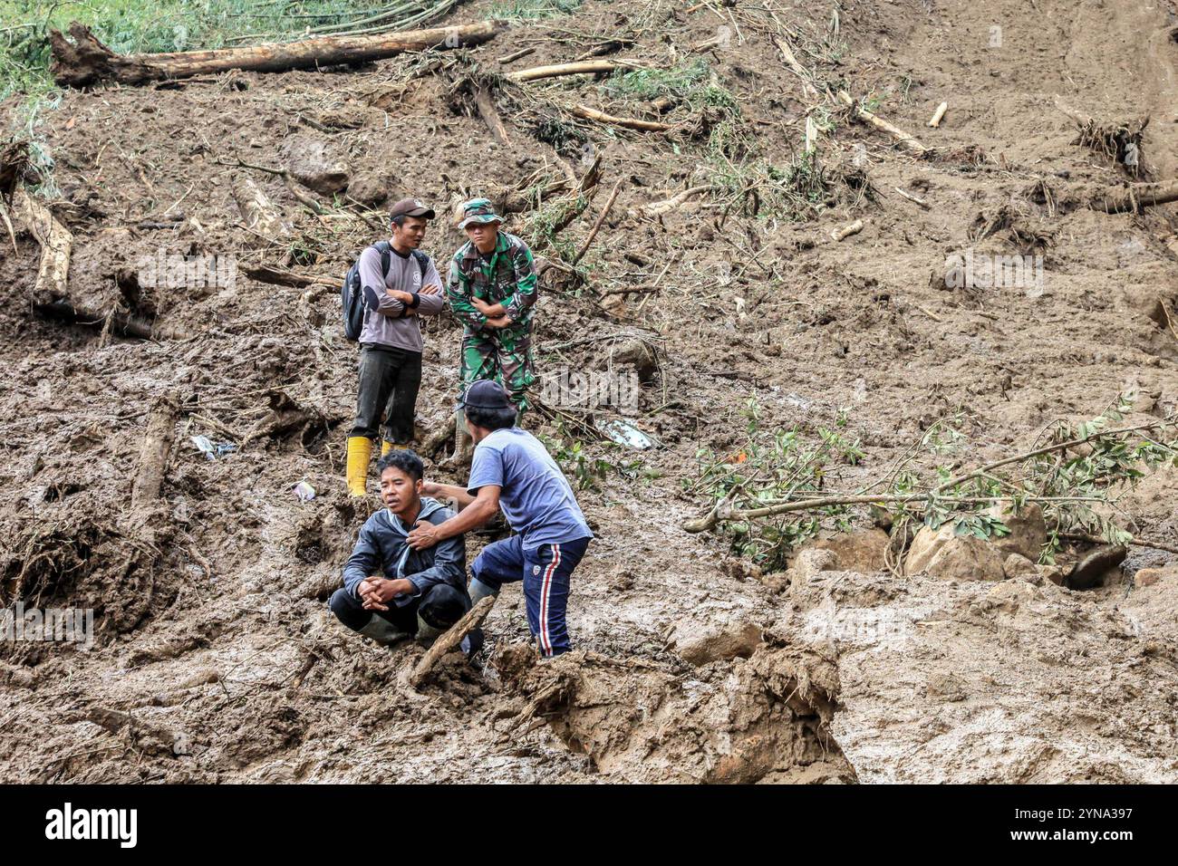 Rescue teams work on hi-res stock photography and images - Alamy